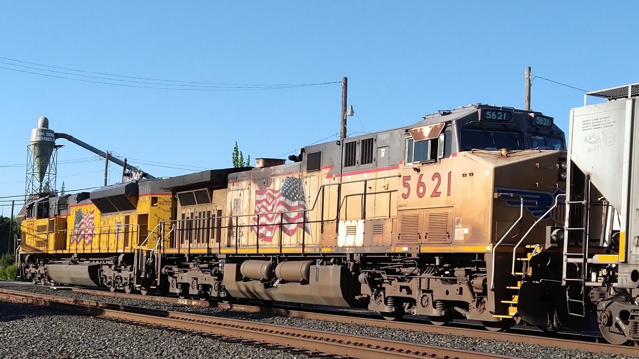 UP 9070 UP 5621 LEAD A NORTHBOUND GRAIN TRAIN WITH UP 5753 AS THE DPU - YouTube
