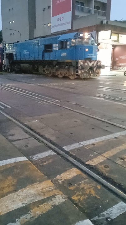 EMD GM GT22 A910 saliendo de Haedo hacia Temperley | Línea Roca - YouTube