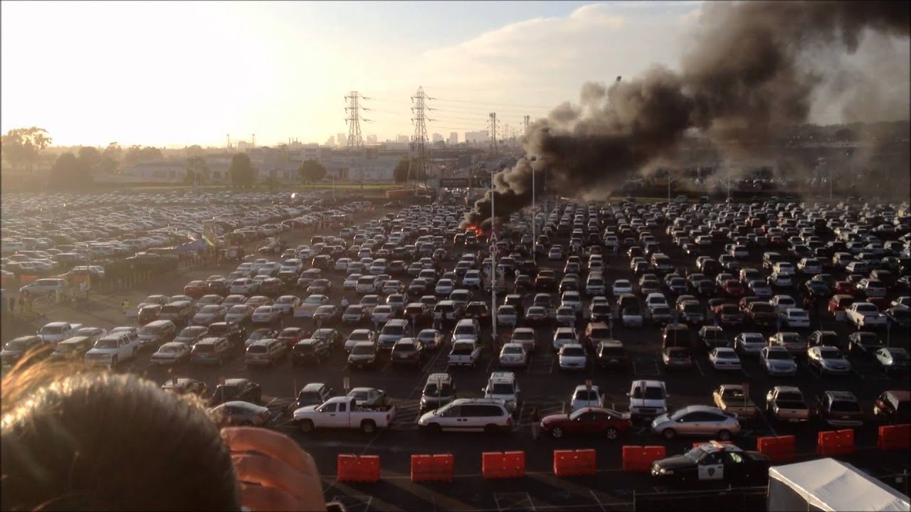 Fire in the Oakland Coliseum Parking Lot - 8/17/2013 - YouTube