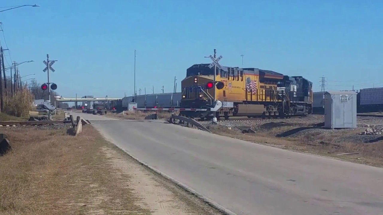 Union Pacific manifest train at Englewood yard Houston Tx - YouTube
