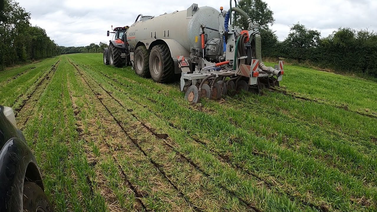Case Optum and Pichon Tanker slitting slurry on grass. - YouTube