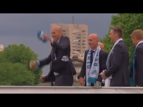 Zinedine Zidane Dancing - Real Madrid Champions League Victory Parade 2018