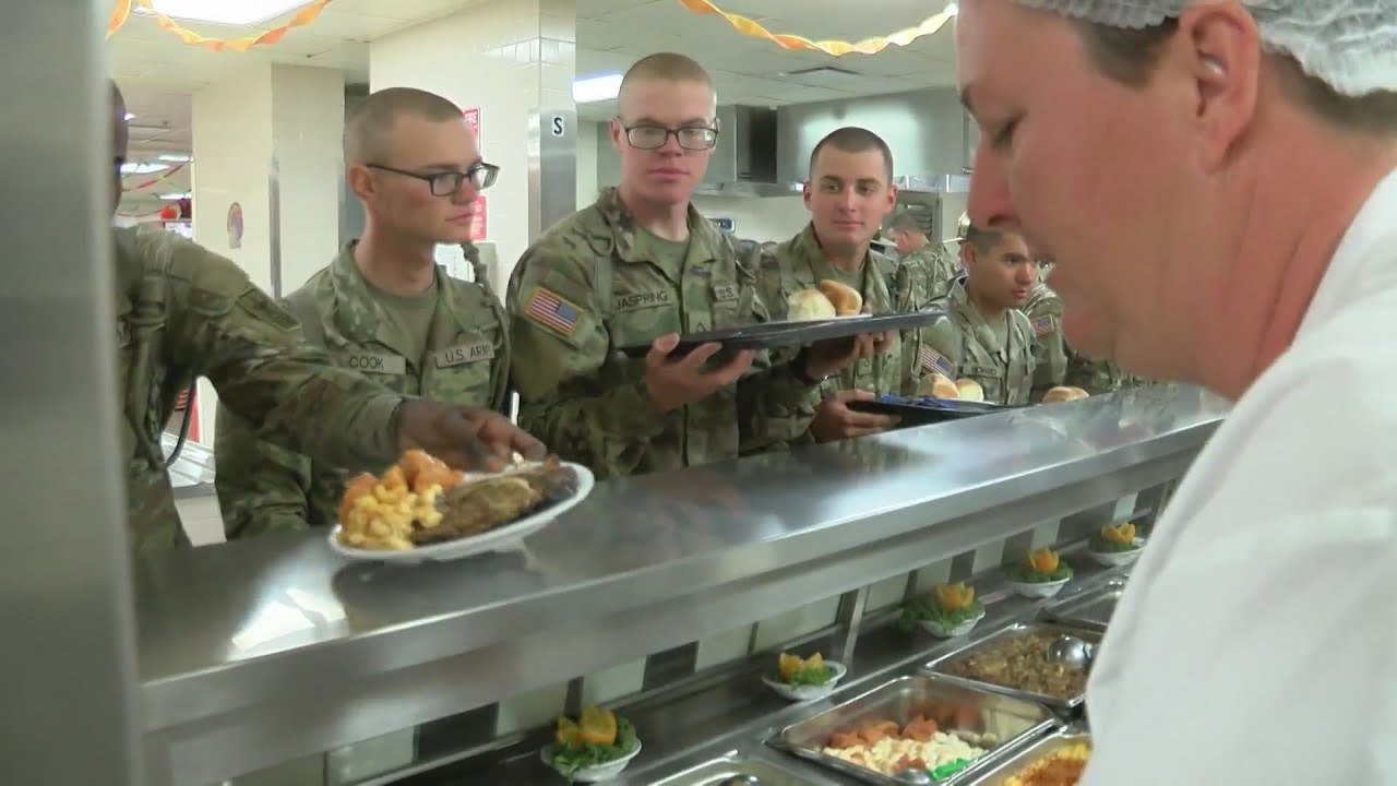 Fort Leonard Wood hosts a Thanksgiving day meal for over 1700 people ...