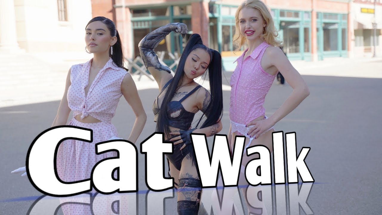 Bella Poarch Cat Walk Dance 😱 #bellapoarch - YouTube