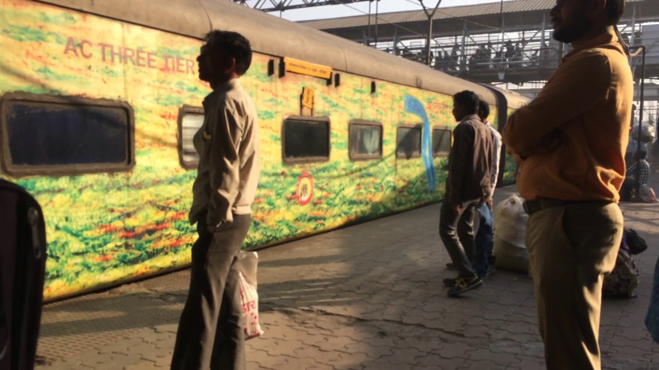 12171 Mumbai LTT - Haridwar AC Superfast Express Departing Kalyan ...