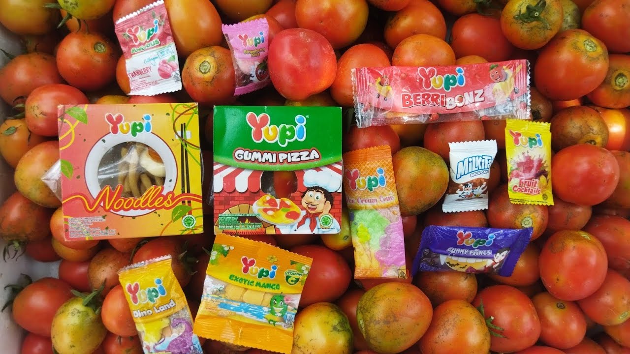 menemukan banyak jajanan permen yupi di buah tomat#menemukanjajanan# ...