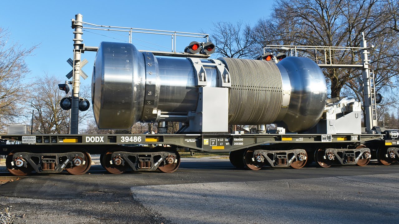 12/14/20 - NS SD70ACU 7263 leads Nuclear Flask High Wide Load - YouTube