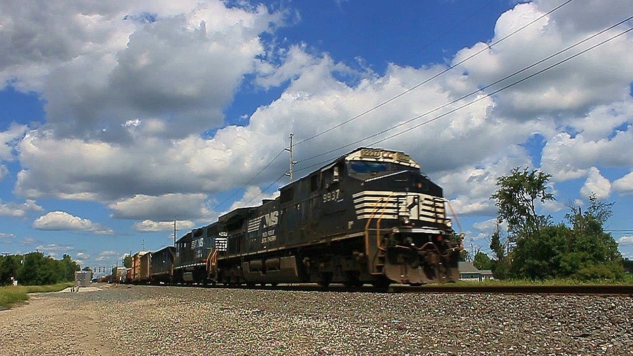 8/5/20: NS C44-9W #9937 & GP38-2 #5272 head east @ Millbury w/ NS 333 - YouTube