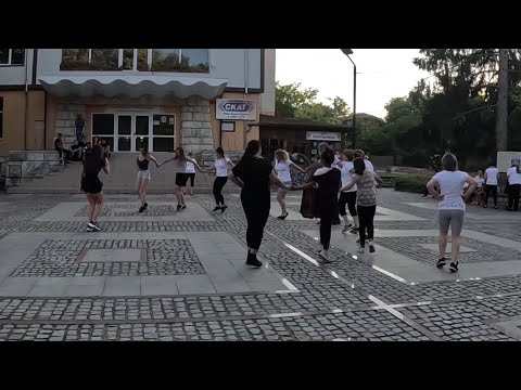 Bulgaristan  Şelale Başında Piknik Folklor Grubu Dansçı Kızlar