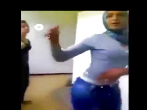 Kadınlar Tuvaletinde Çılgınca Dans eden Türbanlı Kadınlar