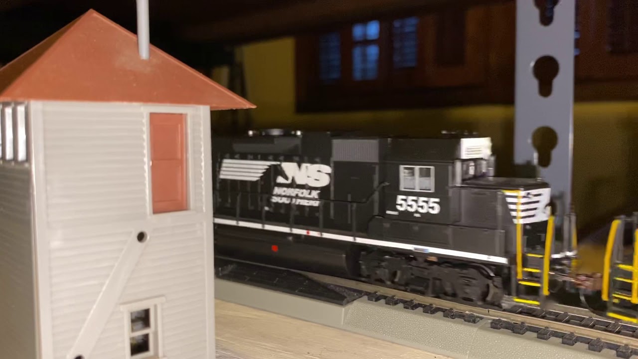 HO NS 5555 & 3057 LHF w/ 2 Boxcars on the Ravenna Central - YouTube