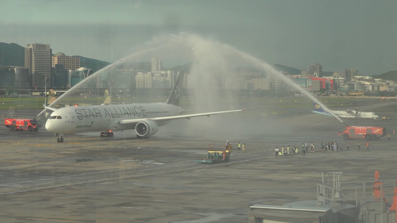 WATER SALUTE! THE FIRST B787-10 FLIGHT at SONGSHAN AIRPORT! | Plane ...