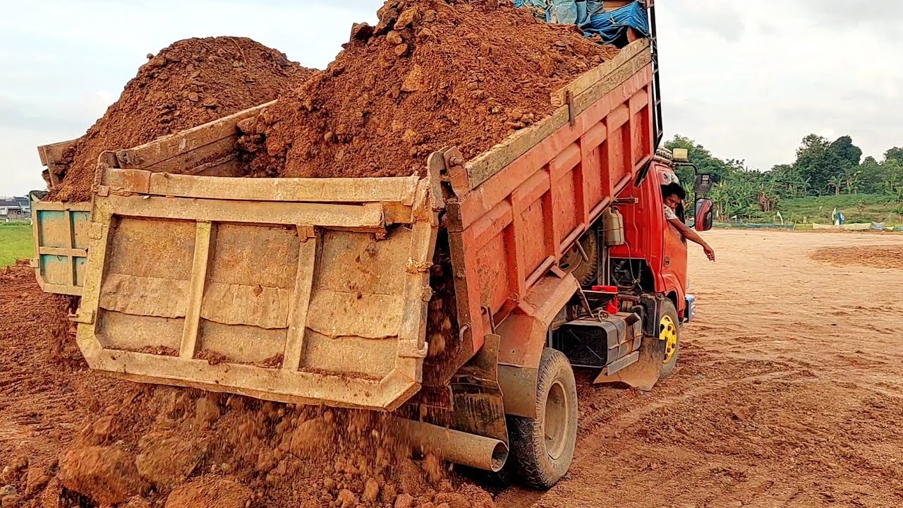 Mobil Dump Truk Muat Tanah Jomplang Muatan Menggunung - YouTube