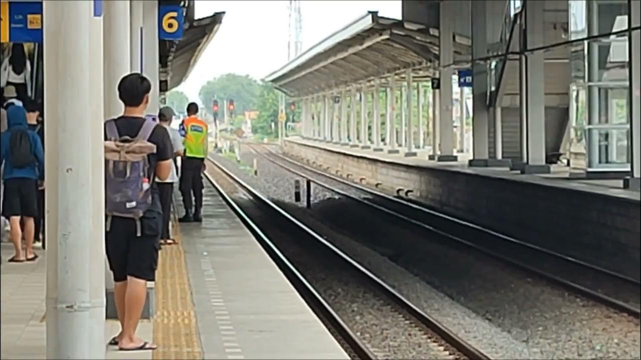 KERETA API SEMBRANI MELINTAS LANGSUNG DI JALUR 6 STASIUN CIKARANG - YouTube