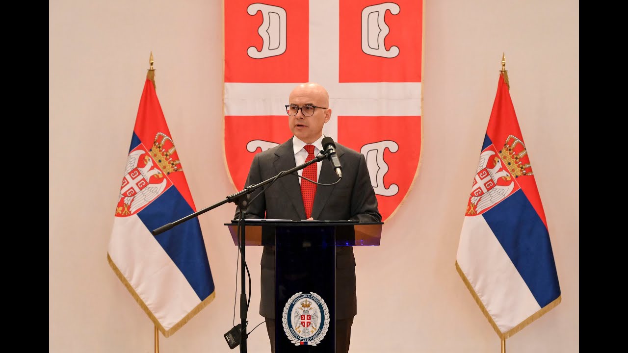 Вучевић уручио припадницима Војске Србије одличја наше отаџбине Youtube
