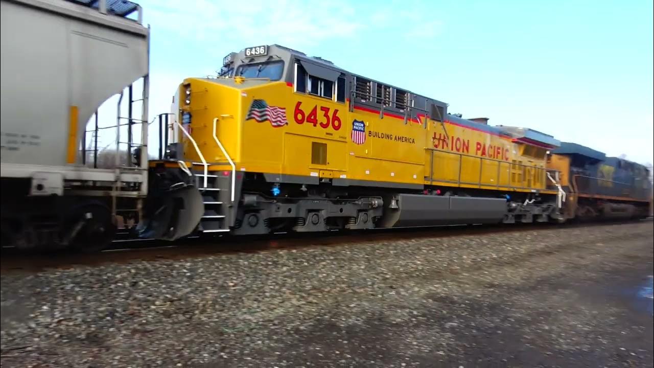 A Most Unusual Train Meet. Very Awesome DPU Alright on CSX Train. Big CSX Freight Train + More ...