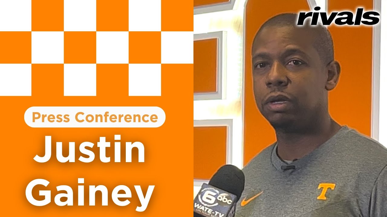 Tennessee basketball coach Justin Gainey reacts to SEC awards - YouTube
