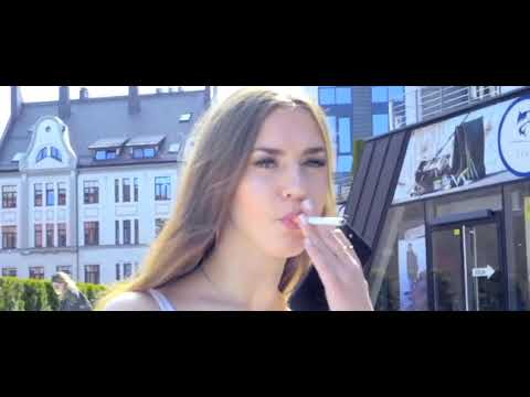 Smoking Blonde