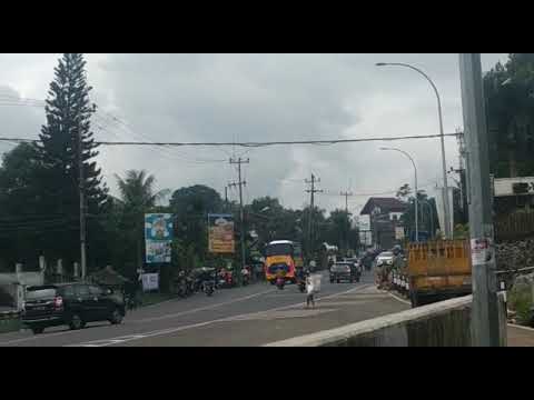 Detik detik bus nyelonong di selarong,megamendung pucak bogor