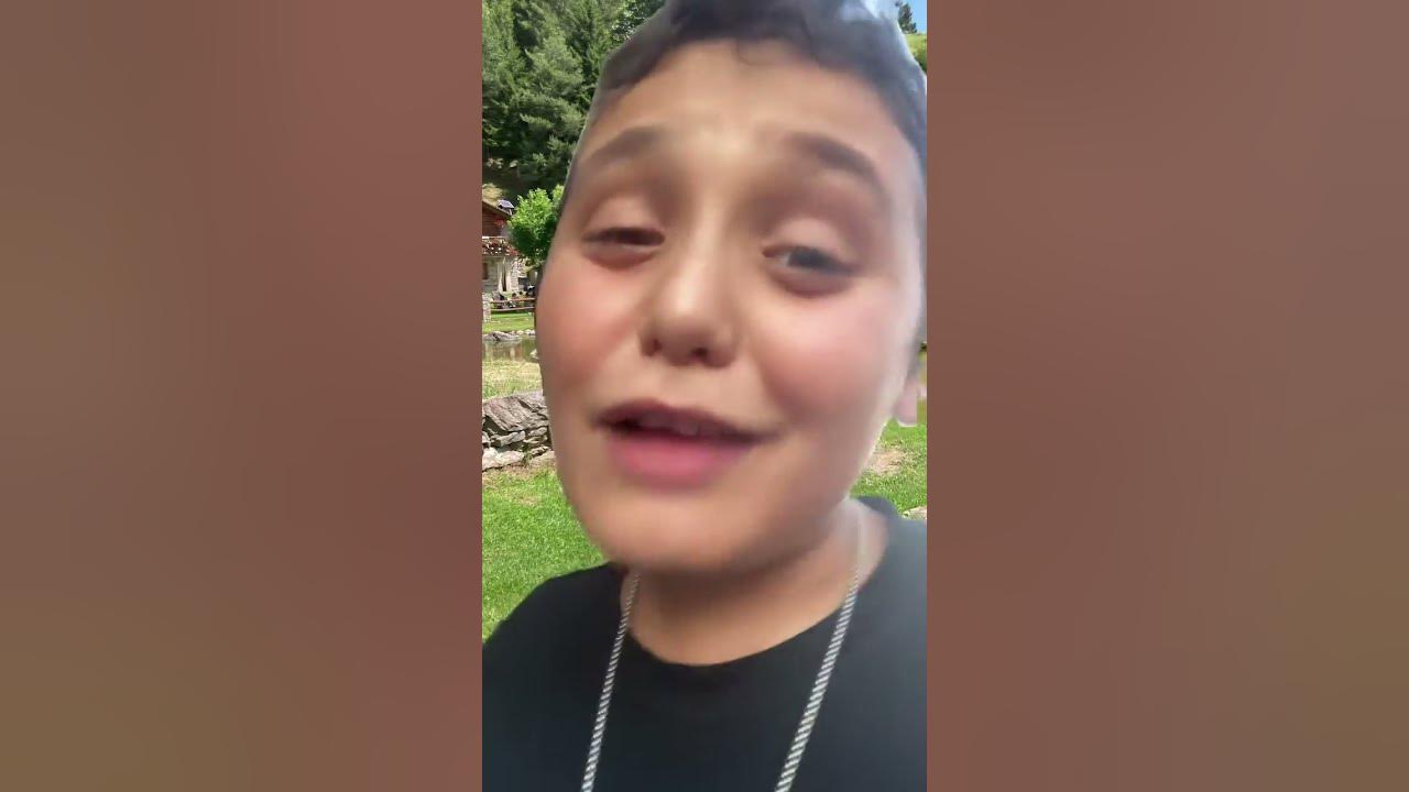 Pov Hai 9 Anni E Stai Giocando A Nascondino Con Gli Altri Bambini