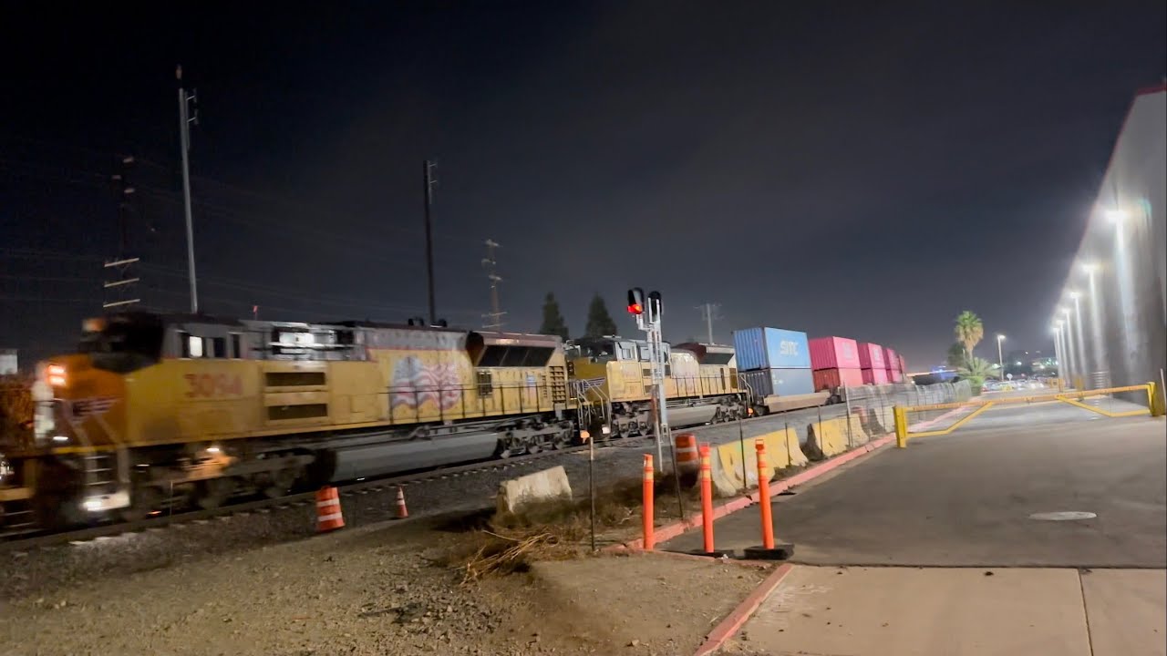 Union Pacific 7752 leading GE ES44AC, with a DPU With T4 SD70ace and ...