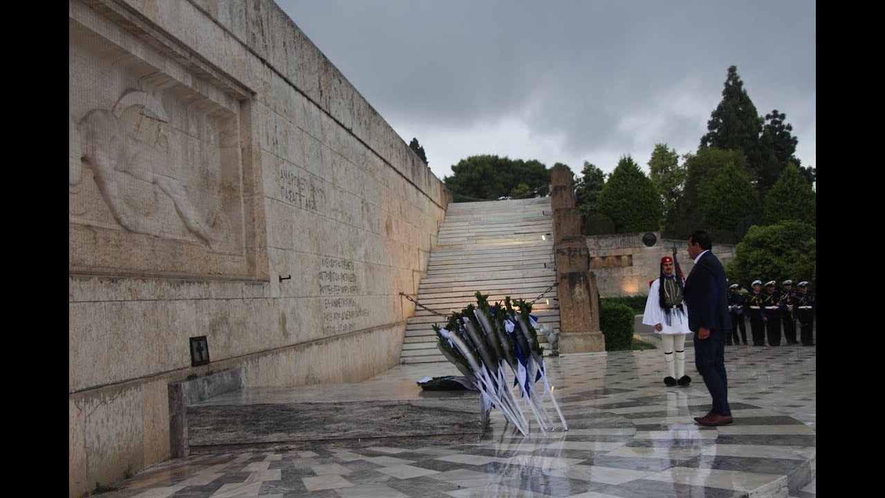 ΚΑΤΑΘΕΣΗ ΣΤΕΦΑΝΩΝ ΣΤΟΝ ΑΓΝΩΣΤΟ ΣΤΡΑΤΙΩΤΗ ΓΙΑ ΑΠΕΛΕΥΘΕΡΩΣΗ ΑΘΗΝΑΣ ΑΠΟ ...