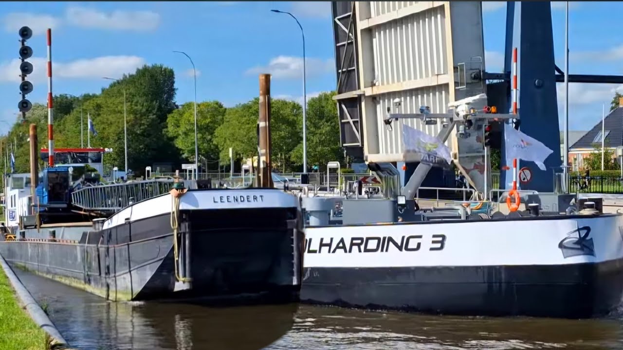 ⚓️De LEENDERT en VOLHARDING 3 varen de sluis uit⚓️ - YouTube