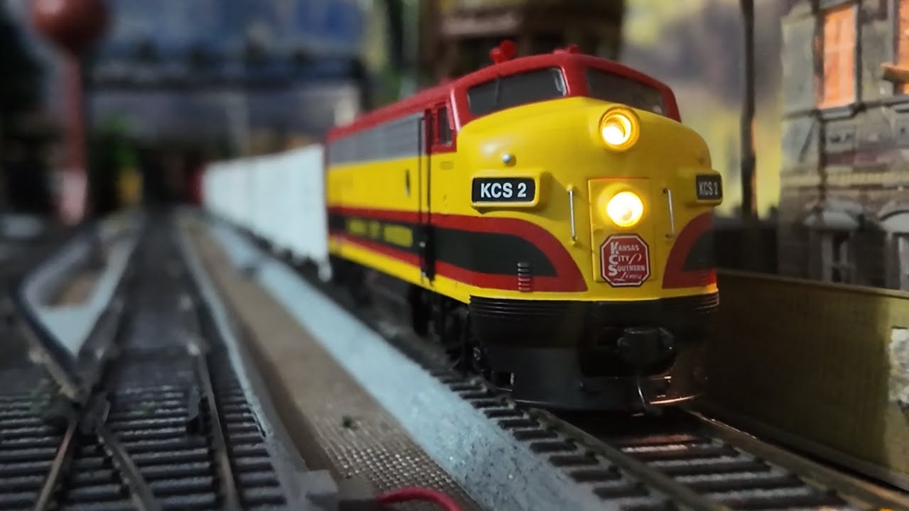 Pacing Kansas City Southern (KCS) F Unit Around Layout with DJI Camera ...