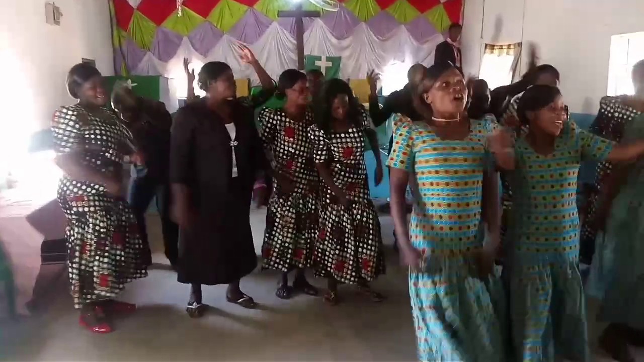Waimbaji wa nyimbo za injili wazua balaa kanisani - YouTube