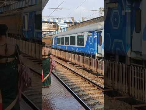 Pragati Express Arrival with Vistadome Coach | Mumbai to Pune Superfast ...