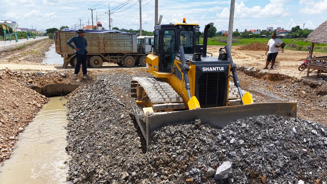 Best Performance The New Dozer DH17C3 Pushing Gravel to Transform Old ...