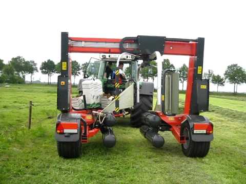 H.S. Agri B.V. aan het wikkelen met een nieuwe kuhn wikkelaar. - YouTube