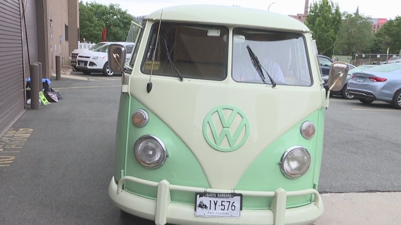 About Chloe: A photo booth bus for events - YouTube