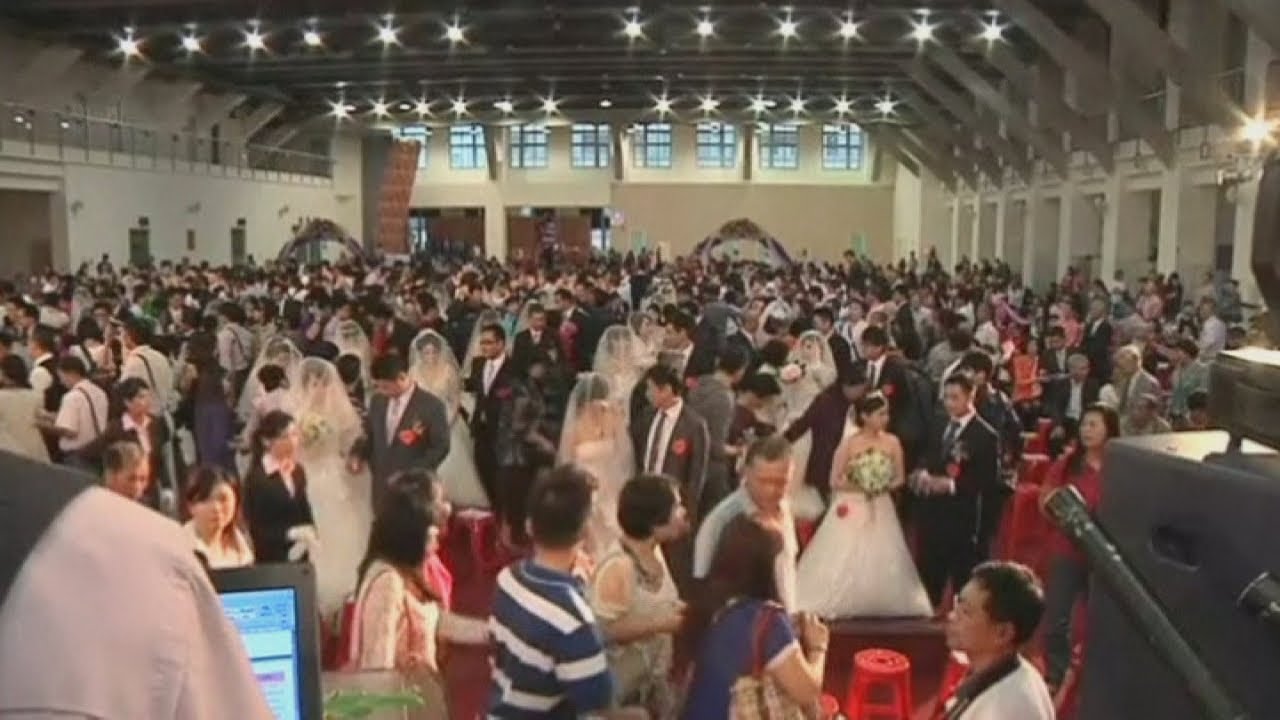 Mass wedding in Taiwan: Eighty-six couples tie the knot in Taipei - YouTube