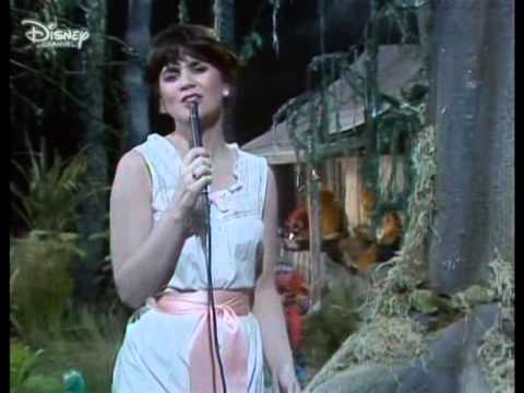 Linda Maria Ronstadt performing Blue Bayou - YouTube