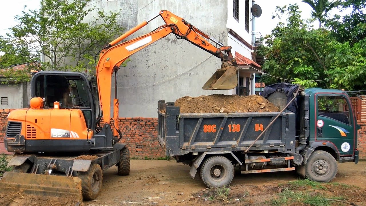 Máy Xúc Mini DOOSAN DX55W Múc Đất, Xe Ô Tô Tải Ben TMT Chở Đất ...