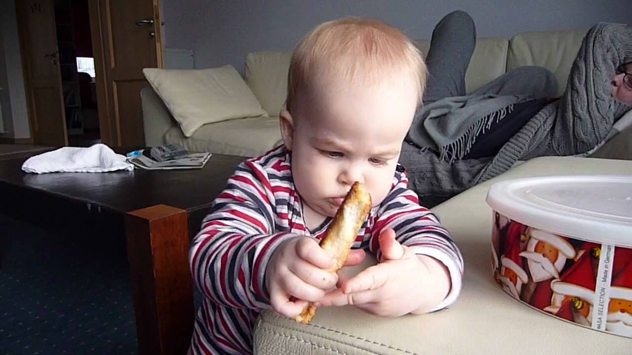 Eva isst ihren ersten Keks - YouTube