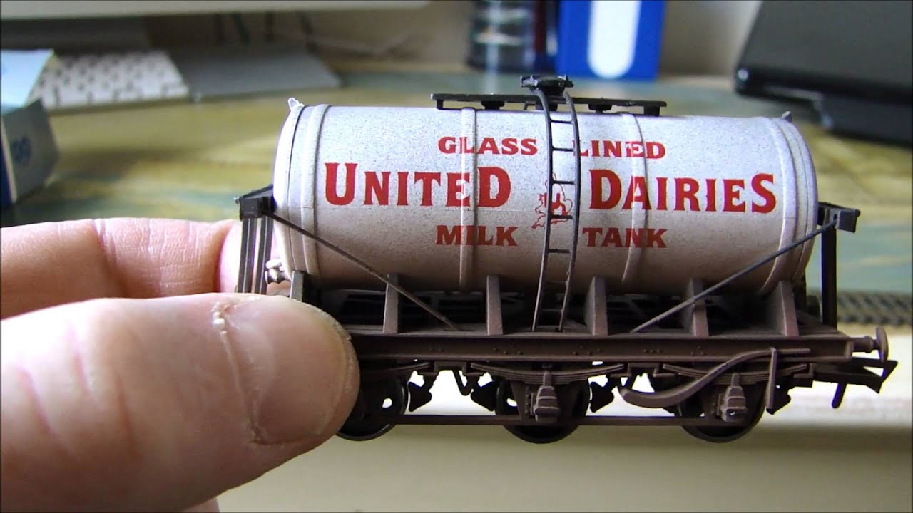 Dapol 4F-031-020 6 Wheel Milk Tanker United Dairies - YouTube