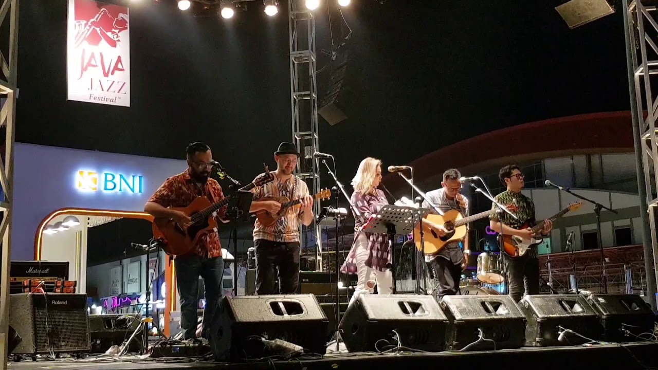 La Vie en Rose (Èdith Piaf Cover) ~ DIAA [Live Java Jazz 2019] - YouTube