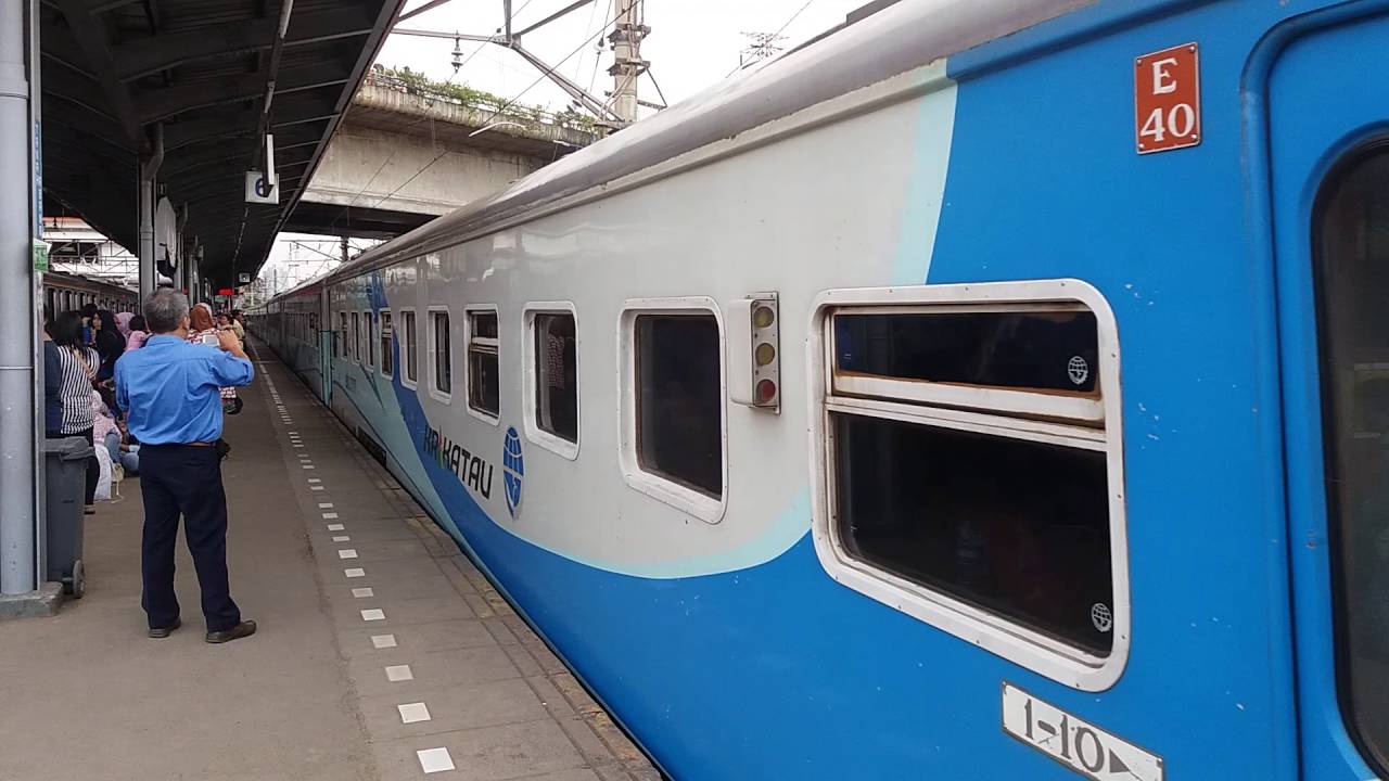 Kereta api krakatau express berangkat stasiun tanah abang - YouTube