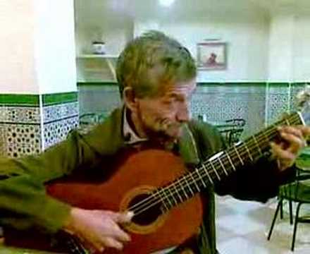 el niño miguel acariciando las cuerdas