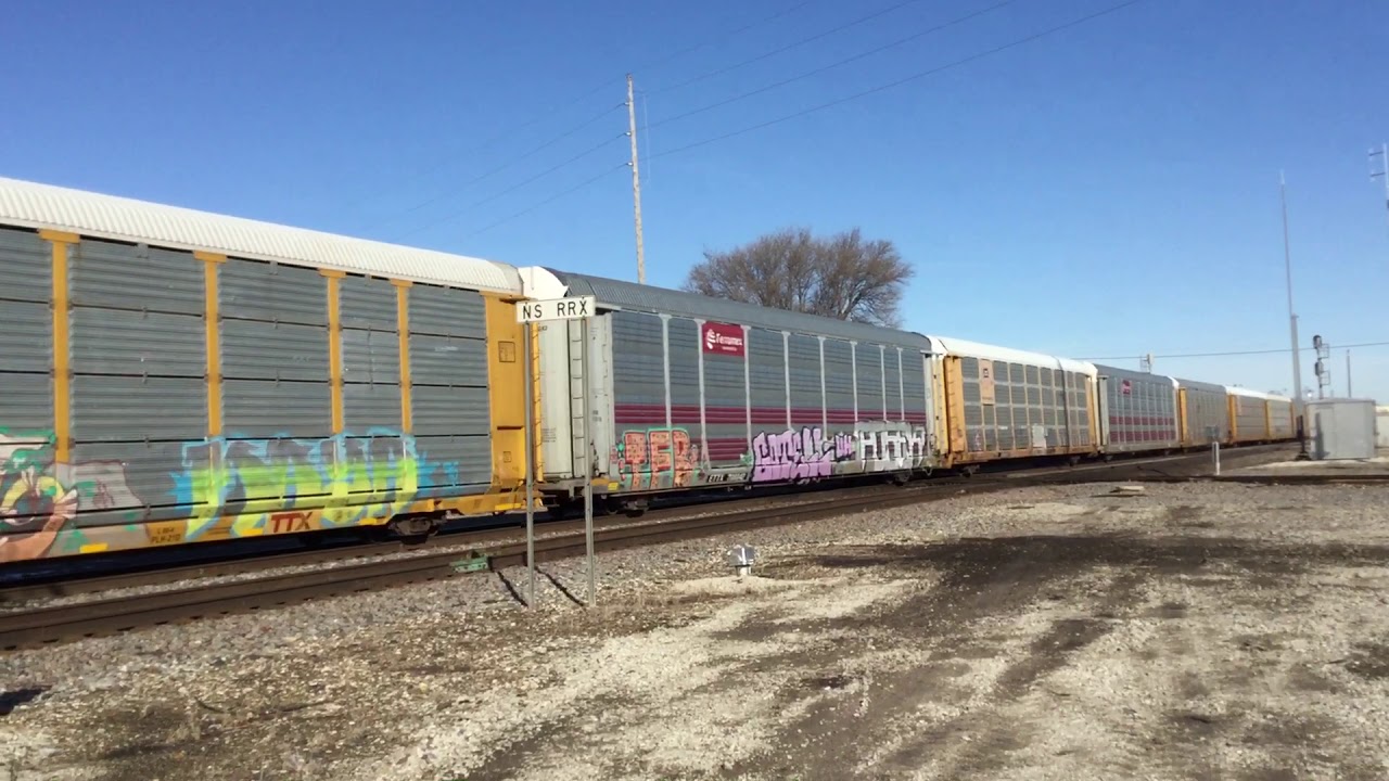 NS ES44ACs 8086 and 8172 lead a westbound BNSF vehicle train through ...