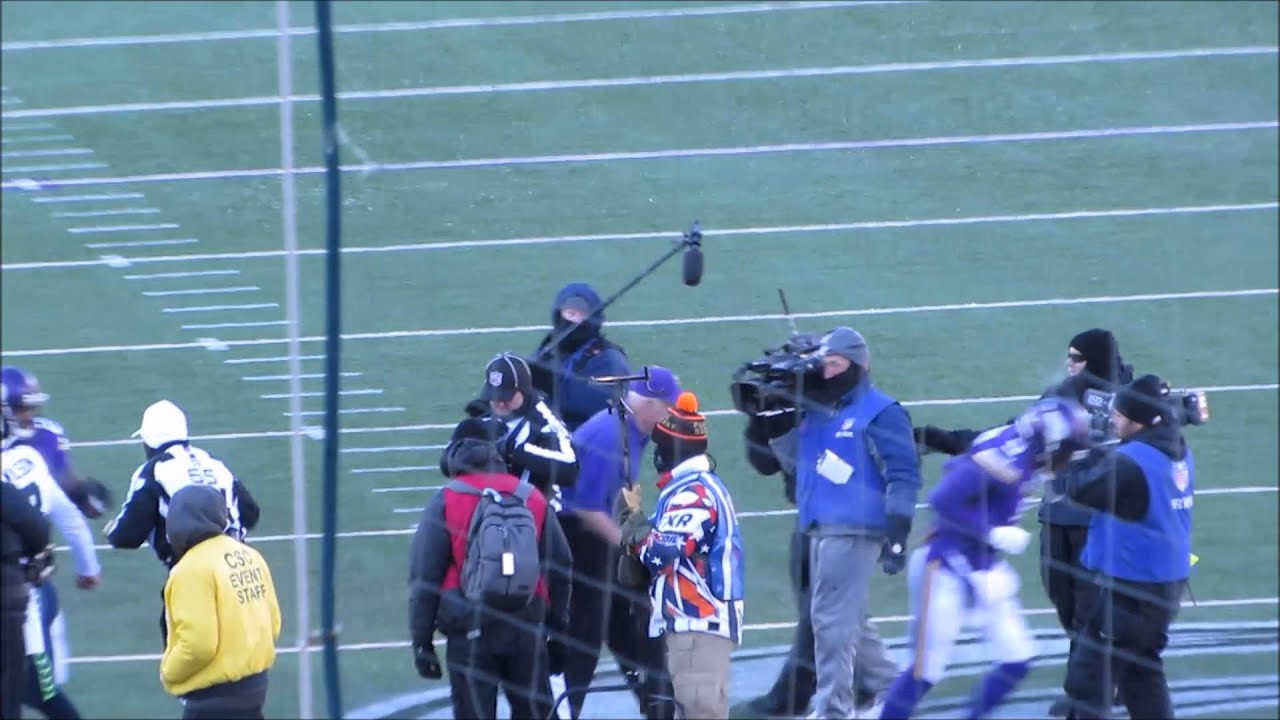 Bud Grant former Viking coach in 6 below zero weather - YouTube