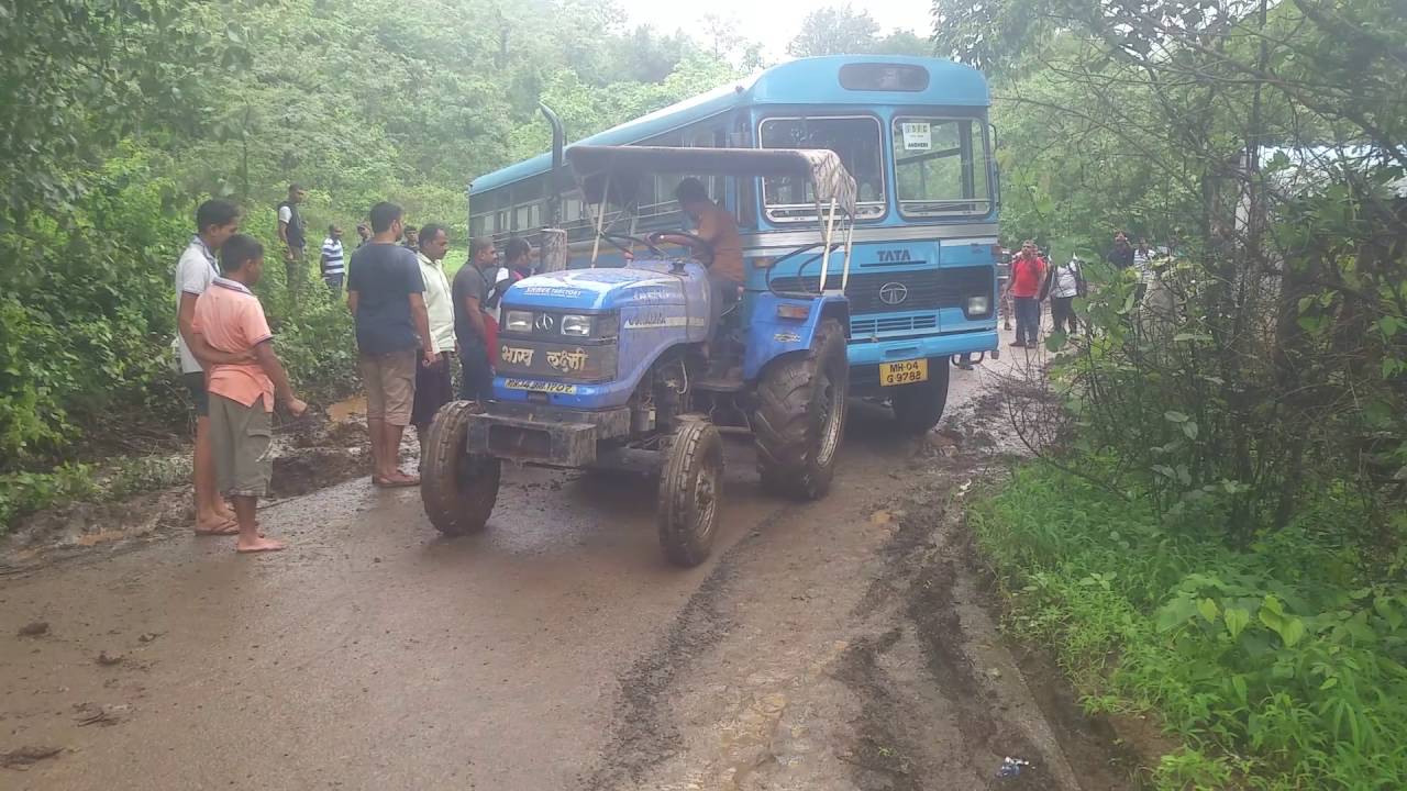 Tractor pulling bus attempt - YouTube