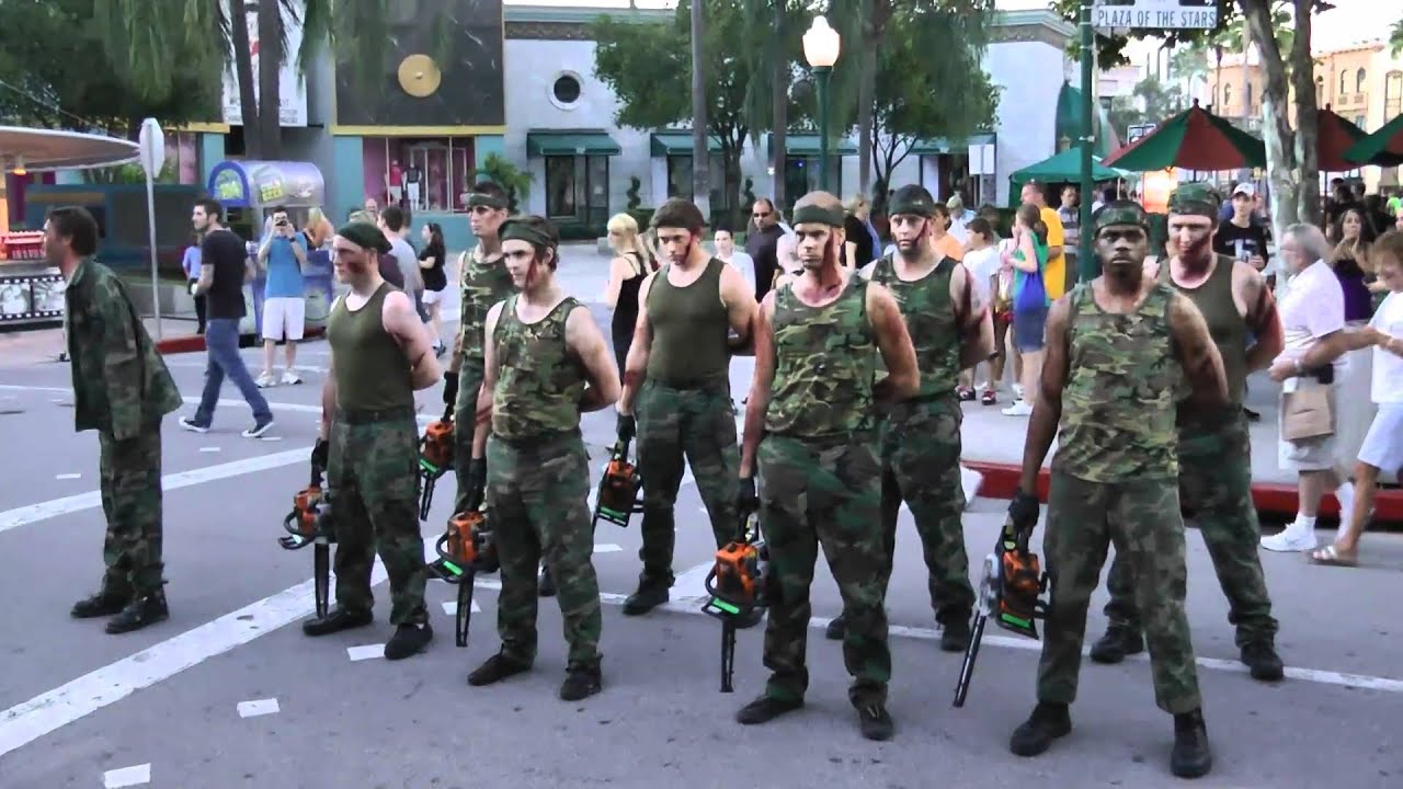Chain Saw Gang at Universal Halloween Horor Nights XX - YouTube