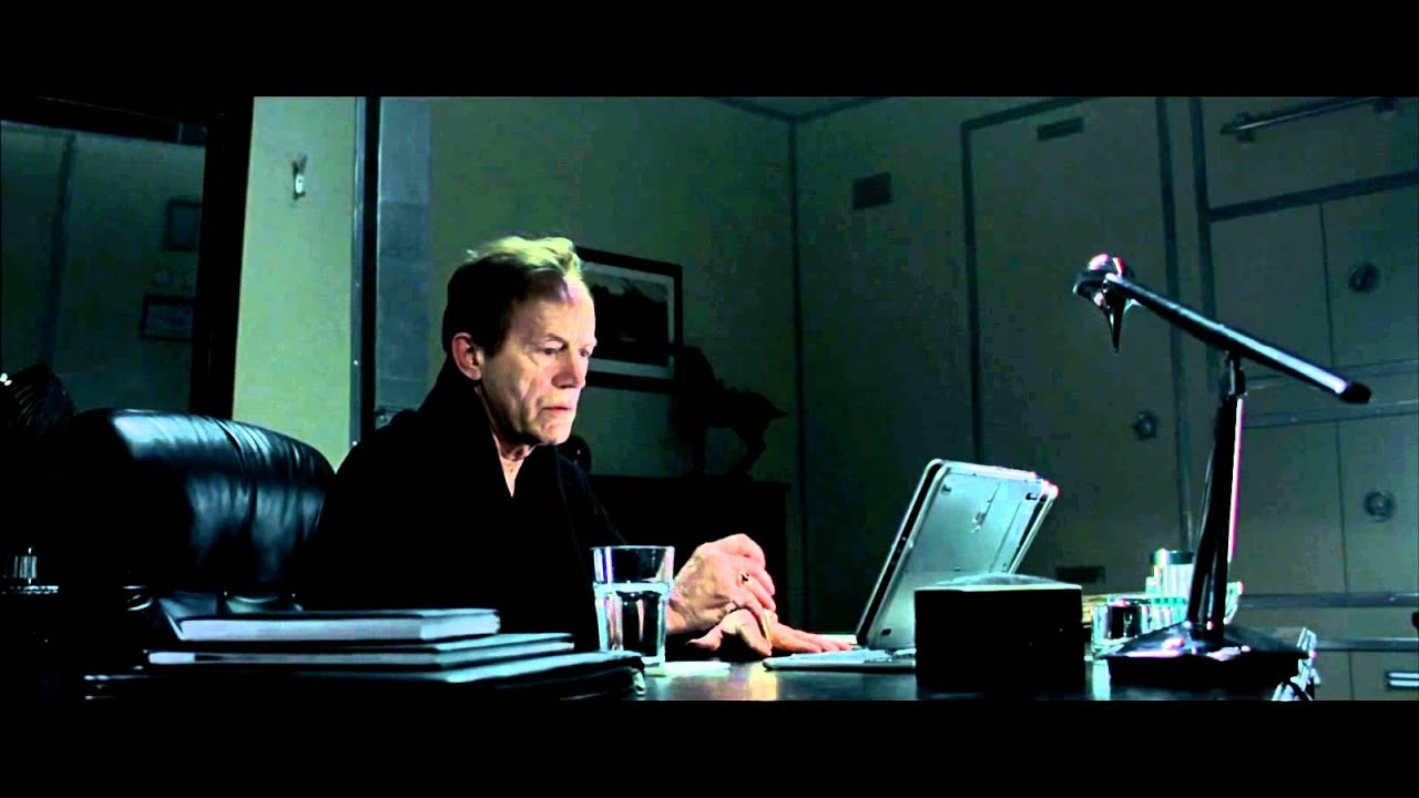 Alien vs Predator knife trick - YouTube