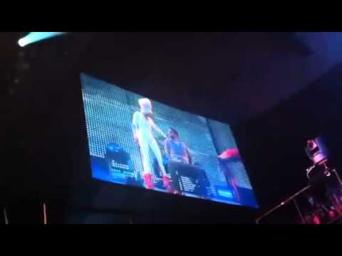 EXCLUSIVE: Nicki Minaj Gives Fan Lap Dance - I AM STILL MUSIC TOUR