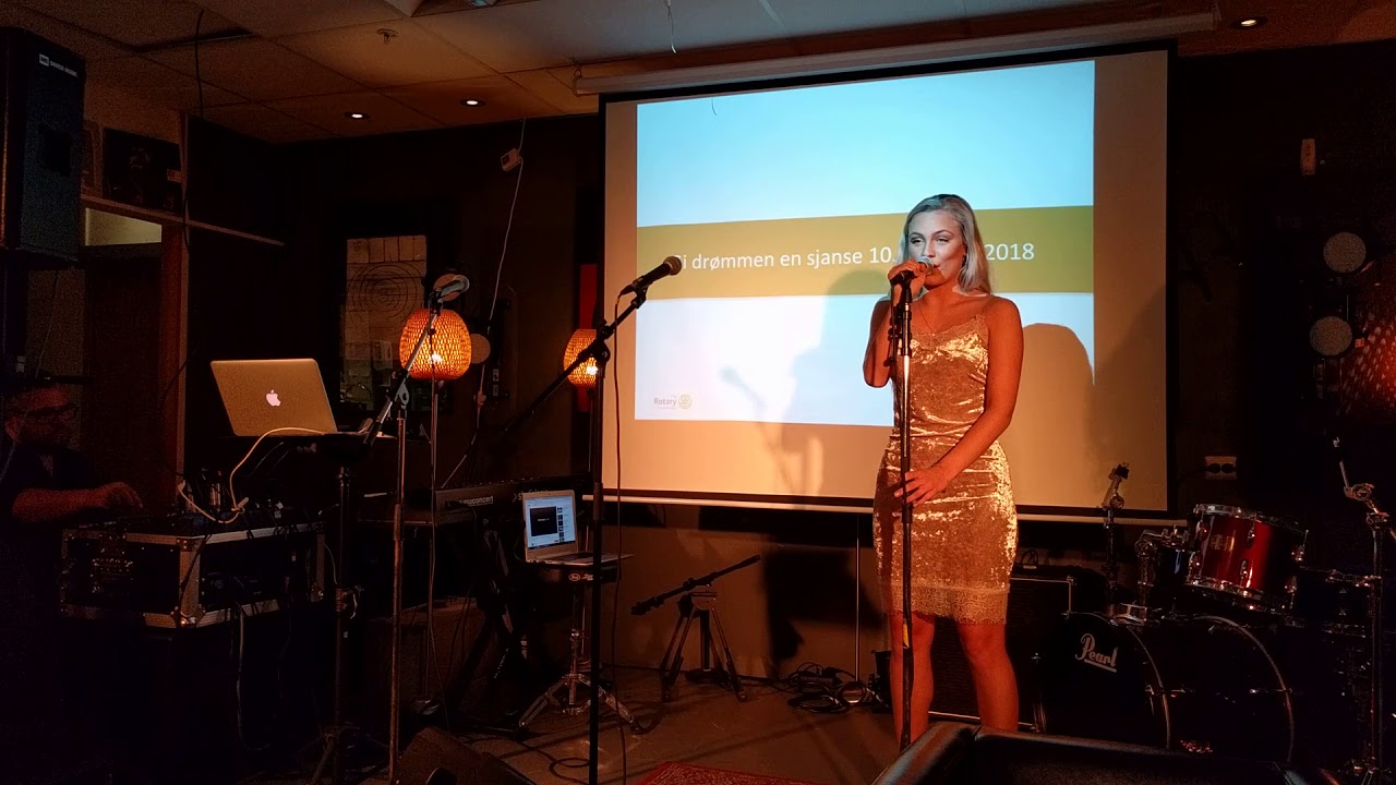 Torine Michelle synger Yellow av Coldplay 4/6 - YouTube