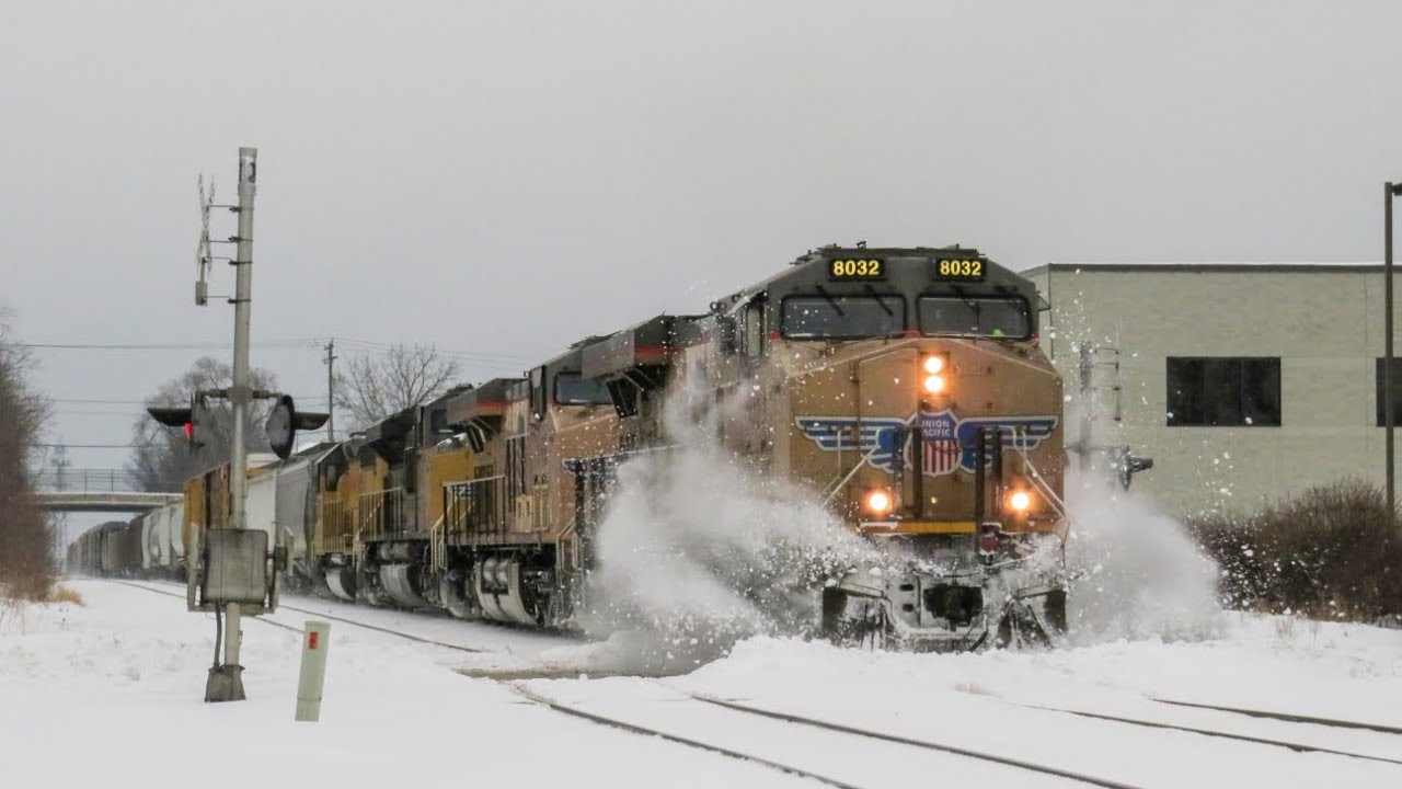 UP 8032 leads MCHAL on the UP Milwaukee Subdivision|2/15/25 - YouTube