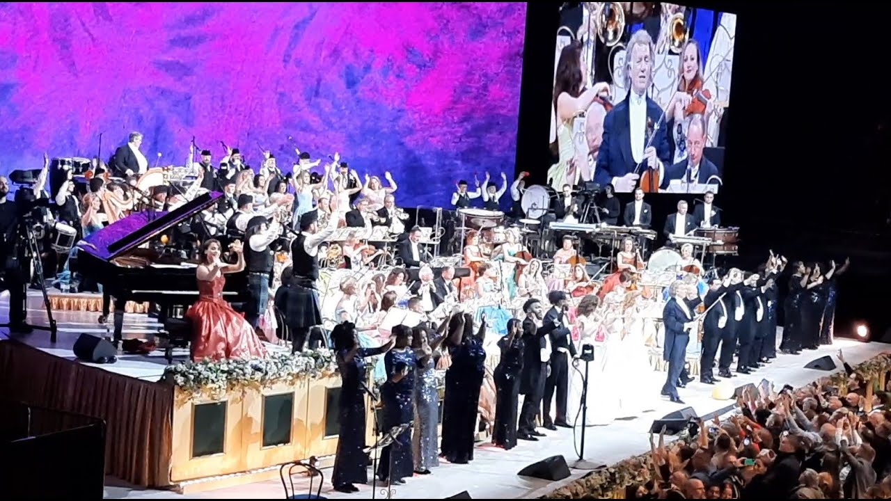 André Rieu-Goodbye wawing with the audience in Bratislava 11.11.2023 ...